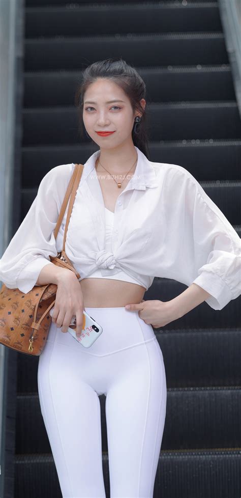 街拍微胖瑜伽裤女神紧身裤勒出一痕凹陷 街拍美女 条码图