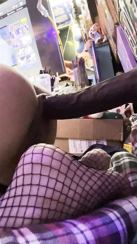 흑인 대물 자지 딜도로 후장을 파괴하는 자기 파괴 xHamster