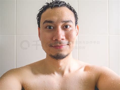男人免抠元素 Smaile 和快乐的亚洲男人洗澡时在浴室里自拍 模板免费下载 jpg格式 626像素 编号68020411 千图网
