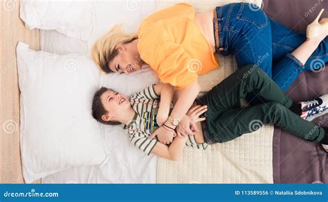 Madre Con El Hijo En Cama Madre E Hijo Que Se Divierten Foto De Archivo Imagen De Suelo