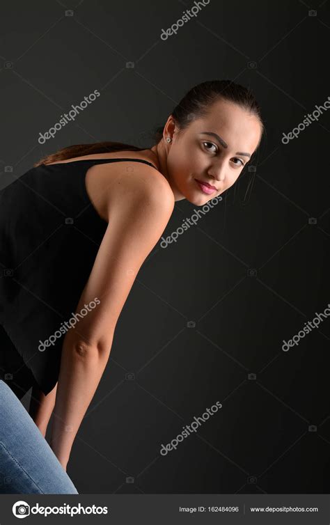 Portret Kobiety Brunetka Pojawiam — Zdjęcie Stockowe © Muro 162484096