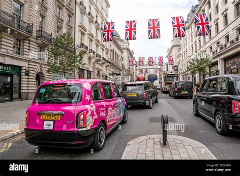 Barbie Taxi Fährt Die Regents Street In London Entlang Um Für Den Neuen Barbie Film Am 25 Juli