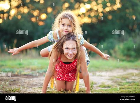 Enfants jouant au jardin Banque de photographies et dimages à haute