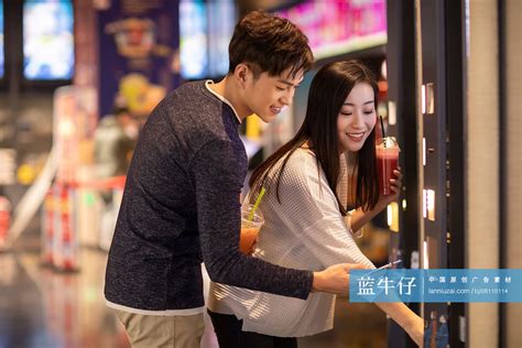 快乐的年轻情侣在商场约会 蓝牛仔影像 中国原创广告影像素材