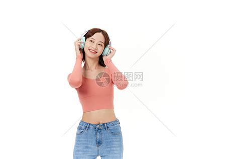 戴着耳机开心听歌的年轻美女高清图片下载 正版图片501788713 摄图网