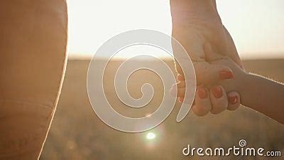 Madre E Hijo Peque O Cogiendo La Mano En La Puesta De Sol Los Hijos