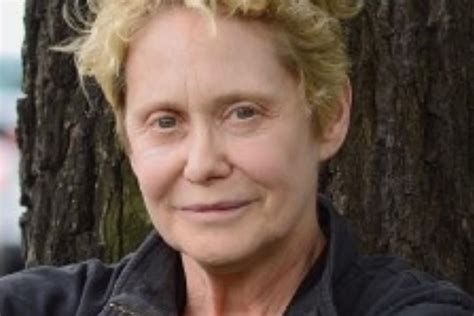 Una Bomba Sexual De Los Años 80 Lucha Contra Su Enfermedad Y La Miseria Económica Sl24