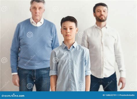 Junge Steht Zwischen Dad Und Opa Gegen Weiße Mauer Im Inneren Stockbild Bild Von Tausendjährig
