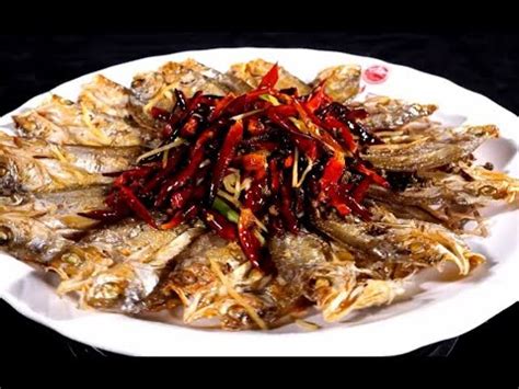 吃鱼不吐刺重温小时候的味道大厨教您做香煎梁湖小刁鱼 YouTube