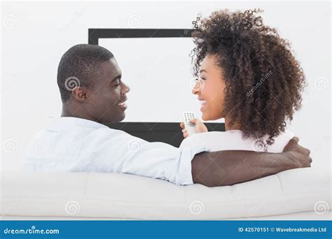 Paare Die Auf Der Couch Zusammen Fernsieht Sitzen Stockbild Bild Von Aufenthaltsort Paare