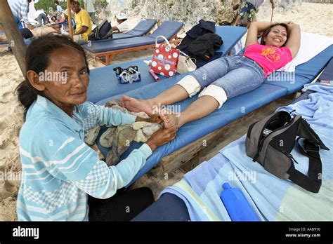 Massage Des Pieds Sur La Plage Bali Indonésie Banque Dimages Photo Stock 7186031 Alamy