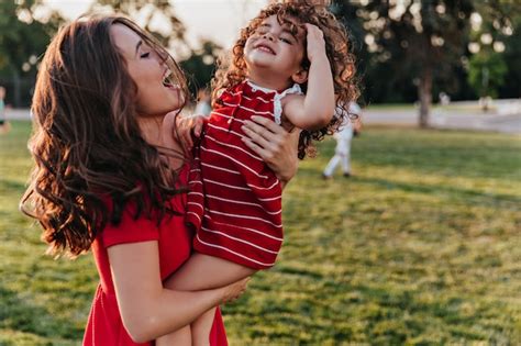 Madre Joven Inspirada Mirando A La Hija Con Una Sonrisa Retrato Al