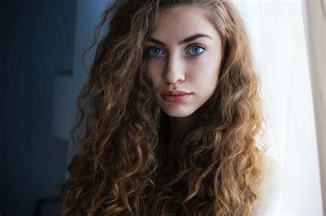Masaüstü Yüz Kadınlar Model Portre Uzun Saç Mavi Gözlü Esmer Fotoğraf Mavi Siyah Saç