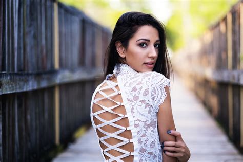 Wallpaper Carissa Kania Model Brunette Long Hair Looking Over Shoulder Looking At Viewer
