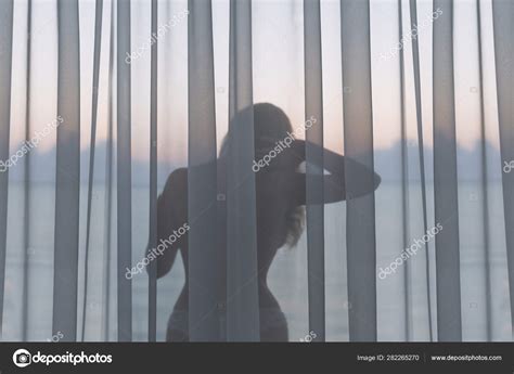 Belle Fille Nue Tient Derrière Rideau Transparent Sur Balcon Lever