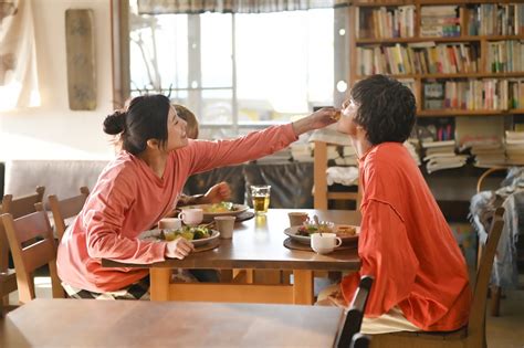 画像写真 星降る夜に第8話一星北村匠海が鈴吉高由里子にほっぺサンドキス 1枚目 ORICON NEWS