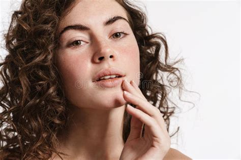 Belle Fille Torse Nu Posant Et Regardant La Caméra Image stock Image