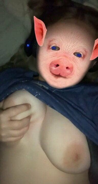 자신의 젖탱이를 가지고 노는 18살 뚱뚱한 돼지 창녀 xHamster