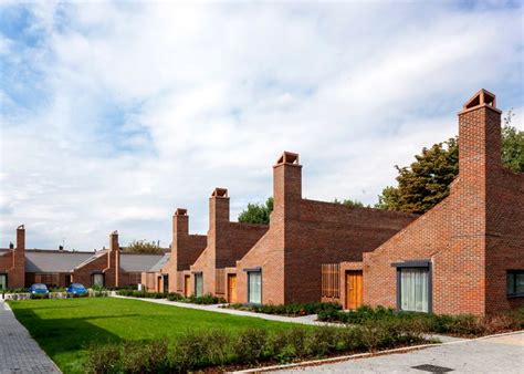 London Brick Bungalows Provide Social Housing For Elderly Residents Hofhaus Sozialwohnungen