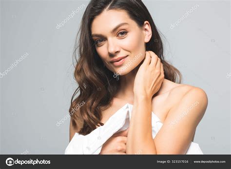 Sourire Belle Fille Avec Une Peau Parfaite Isolé Sur Gris image libre