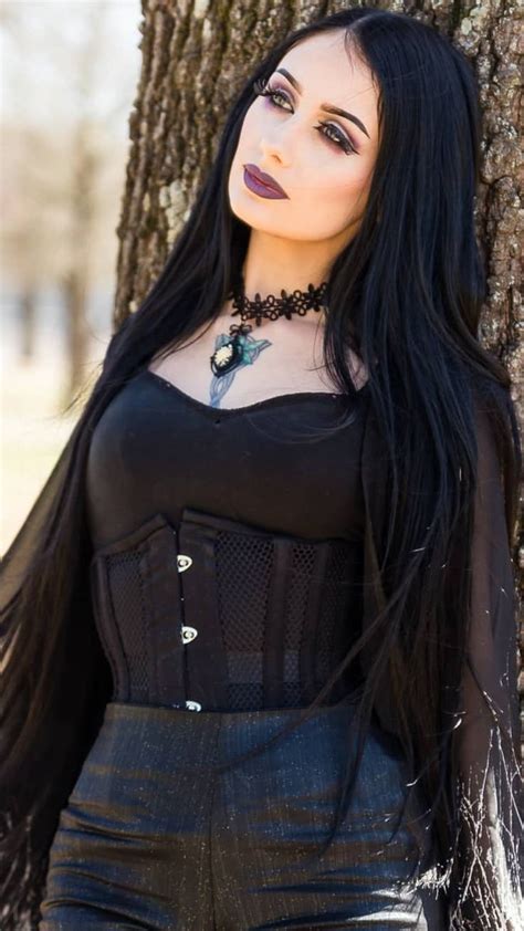Pin De Spiro Sousanis En Black Metal Barbie Belleza Gótica Ropa Goticas
