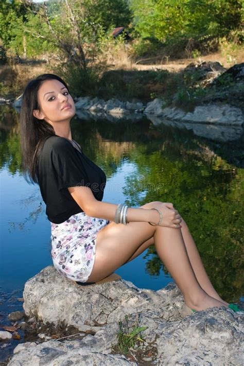 Belle Fille Asiatique Sexy Posant Le Torse Nu Dehors Photo Stock