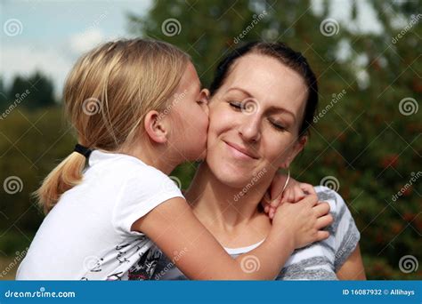 Baiser pour la maman photo stock Image du mère fille 16087932
