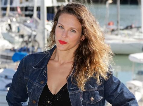 Nue Sur Son Lit Lorie Ironise Sur Le Confinement Public