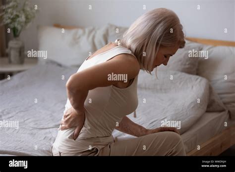 Verärgert Reife Frau Leiden Unter Rückenschmerzen Reibt Steifen Muskeln Stockfotografie Alamy