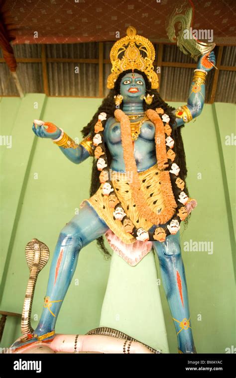 Statue de la Déesse Durga à moitié nus idole bleu petit village de