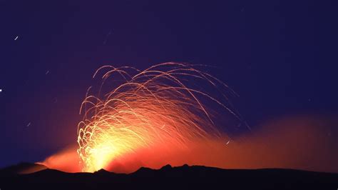 New Eruption With Gas Emission Volcano Etna Sicily Spektrum Der