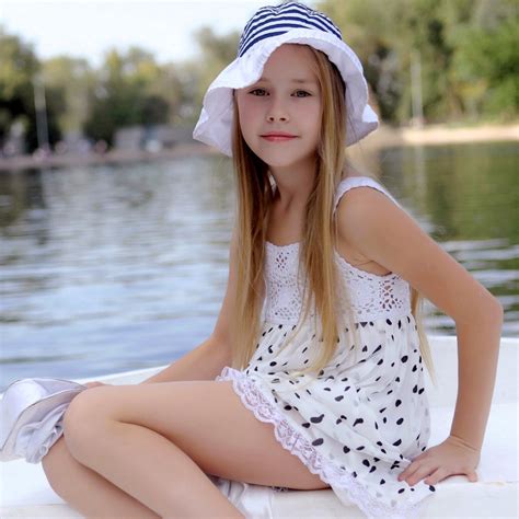 Sexy nackte junge blondine Nervös