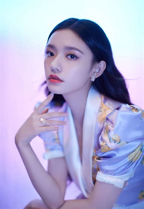 林允这组紫色写真氛围感十足，梦幻优雅