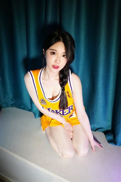 喜欢美女的浪子 On Twitter 当你把轩子巨二兔操得高潮，用精液灌满她的小穴，她却突然拦住正准备去休息的你，挺起肥大的屁股坐在你身上，奶子凑到你嘴边，用腿摩擦你的鸡巴：人家还要嘛，轩