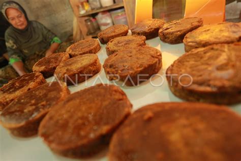 PRODUKSI GULA AREN TRADISIONAL ANTARA Foto