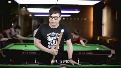 屌丝男士大鹏打台球也不忘占女孩的便宜风景太好大鹏只想看 腾讯视频