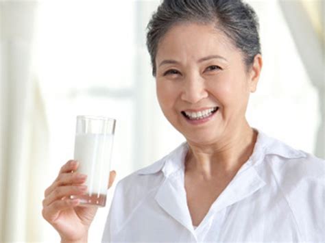 Nguyên tắc uống sữa cho người già tốt cho sức khỏe