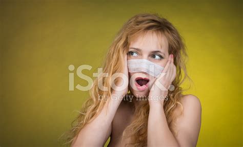 성형 수술 개념입니다 그녀의 얼굴에 붕대와 함께 행복 한 여자입니다 스톡 사진 FreeImages