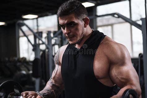 Muskel Bodybuilder Training In Der Turnhalle Stockbild Bild Von Athletisch Trainieren 216177421