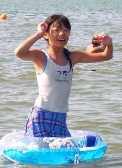 JSJCのつるぺた膨らみ出したオッパイが気になる水着画像 光速がぞうちゃんねる