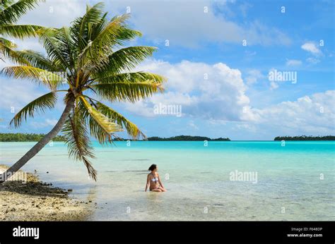 Weibliche Touristen Baden Im Flachen Wasser Des Meeres Unter Einer Palme Am Strand Auf Einer
