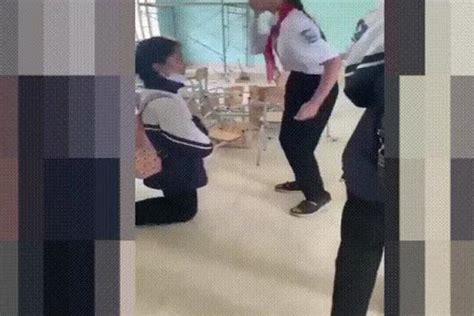 Mẹ nữ sinh bắt bạn quỳ tát 7 cái vào mặt Mong tha thứ để con sửa chữa