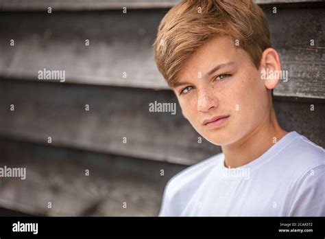 Garçon Blond Ado Banque De Photographies Et Dimages à Haute Résolution Alamy