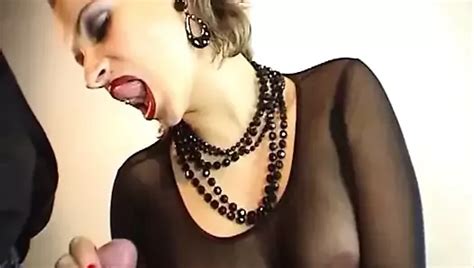 Close Up Sekretaris Memberikan Blowjob Tenggorokannya Dengan Wajah