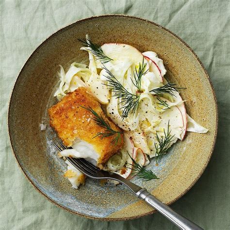 Laga mer mat med äpple En krämig och fräsch sallad med hyvlat
