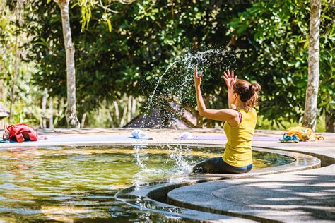 Mädchen In Einer Heißen Quelle Des Pools In Thailand Natürliches Mineralwasser Heiße Quellen