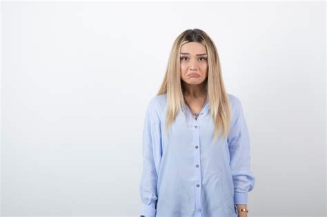 Jeune Jolie Fille Debout Sur Blanc Photo Gratuite