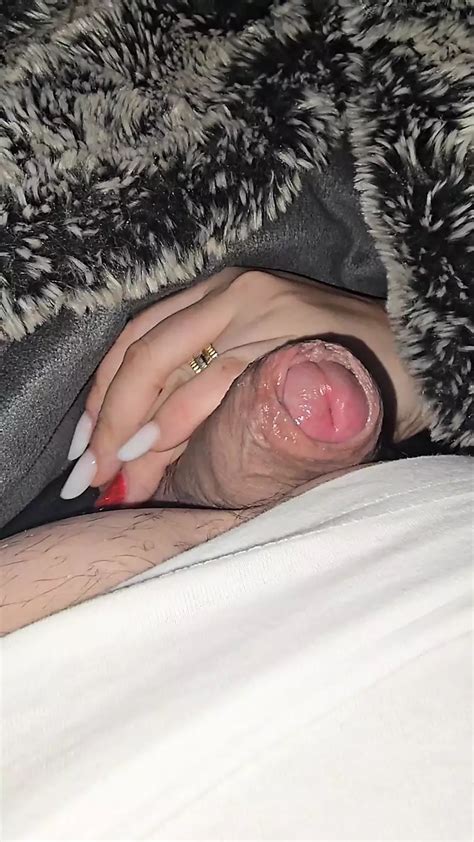 继母拉出毯子在车里给继子撸管 xHamster