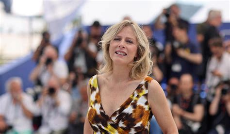 Karin Viard dévoile ses fesses sur un surprenant cliché de vacances sa