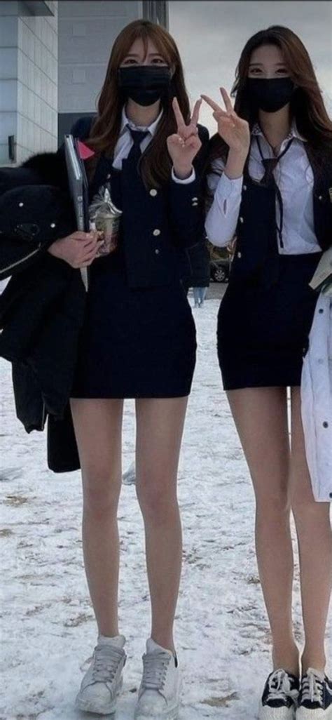 학교에 있는 현성 이님의 핀 짧은 의상 청소년 여자 패션 의상 코디